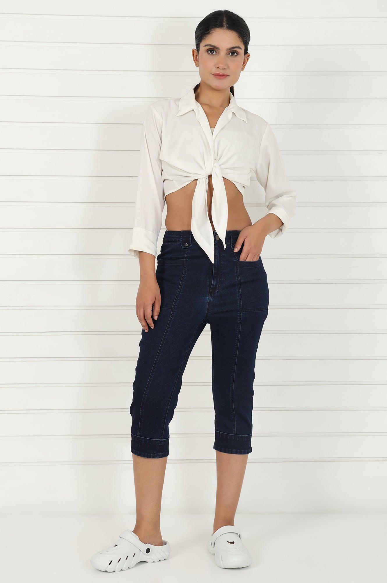Buy Elleven Women's Blue Denim Lycra Mid Rise Calf Length Capri with ...